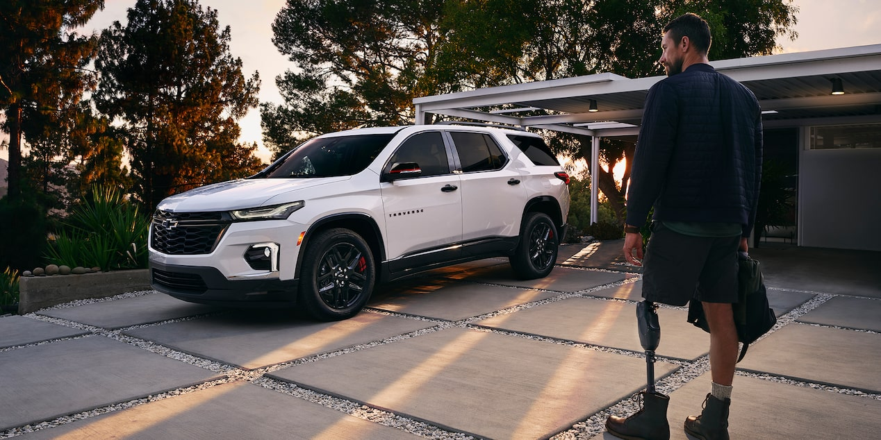 2023 Chevrolet Traverse vs 2023 Hyundai SANTA FE near Manassas, VA ...