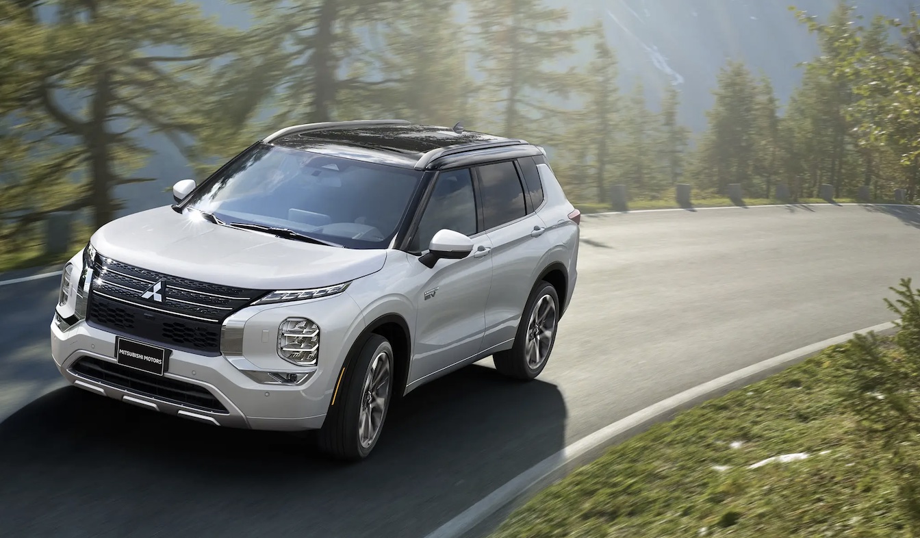 2025 Mitsubishi Outlander PHEV vs 2025 Toyota RAV4 PHEV - Liccardi ...